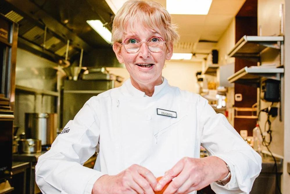 Ingrid (58) uit ‘Restaurant Misverstand’ overleden: “Ze speelde een onmisbare rol” | GVA